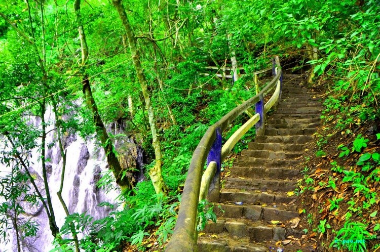 A waterfall in Churachandpur District :: 2012 ~ Pictures from Manipur